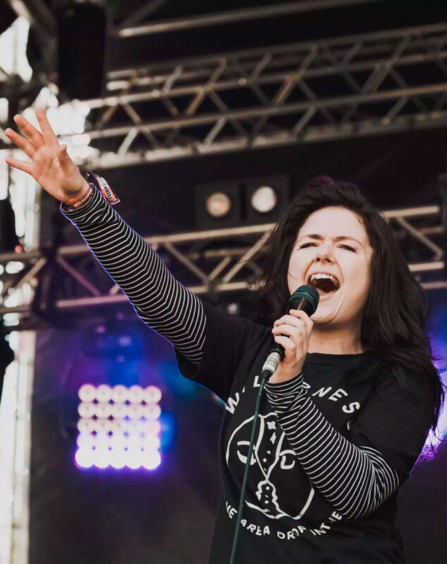 Sin movernos mucho nos vamos al Reino Unido, para hablar de Charlotte ...